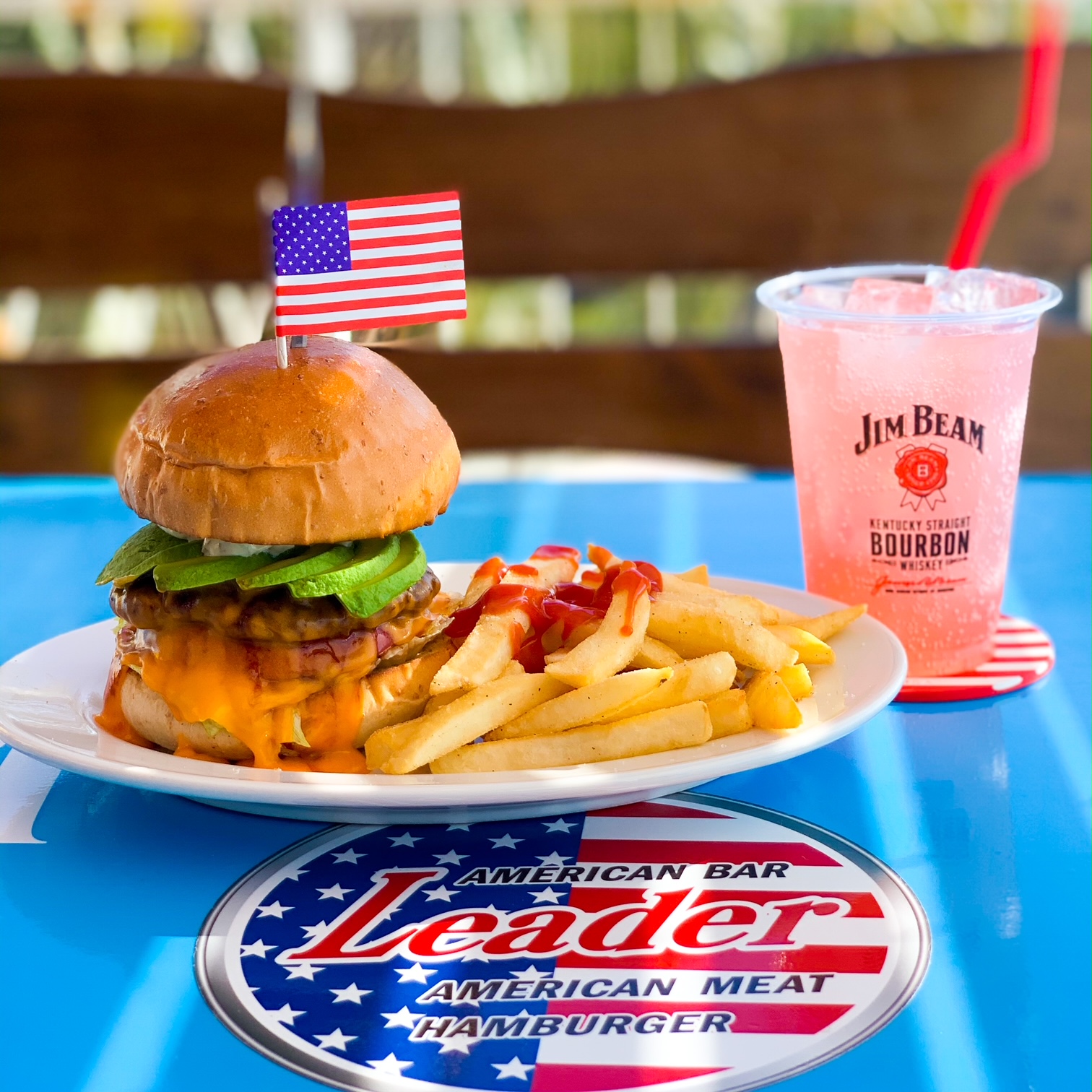 南国リゾート気分！『Resort cafe LEADER 弁天島店』で本格的ハンバーガー - とれタビ